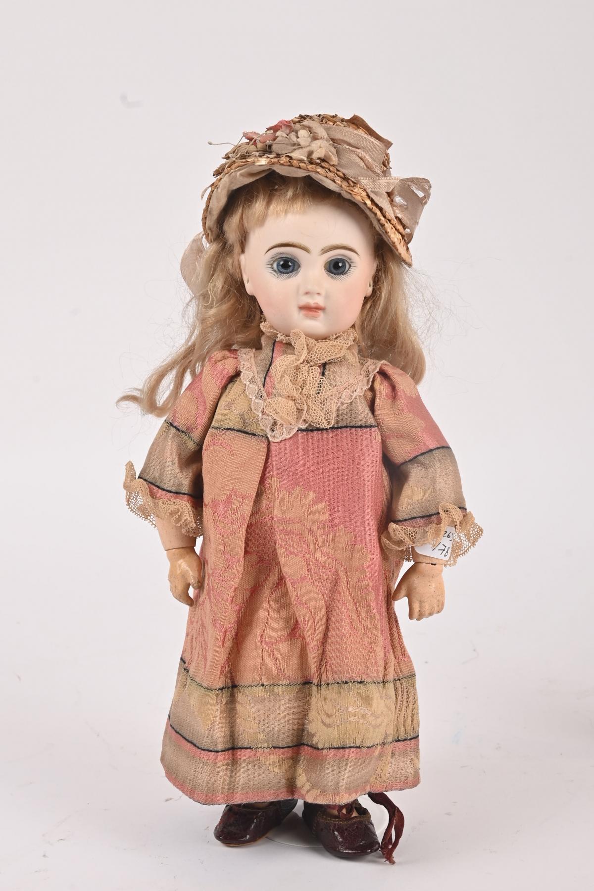 POUPEES DE COLLECTION - BLEUETTE ET SON TROUSSEAU