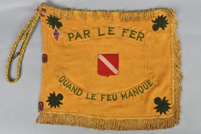France Fanion rectangulaire, jaune, brodé sur une face, en vert « Par ...