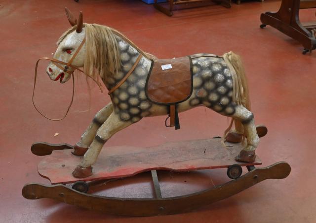 Grand cheval en bascule en carton pommelé, se transforme à roulettes. L ...