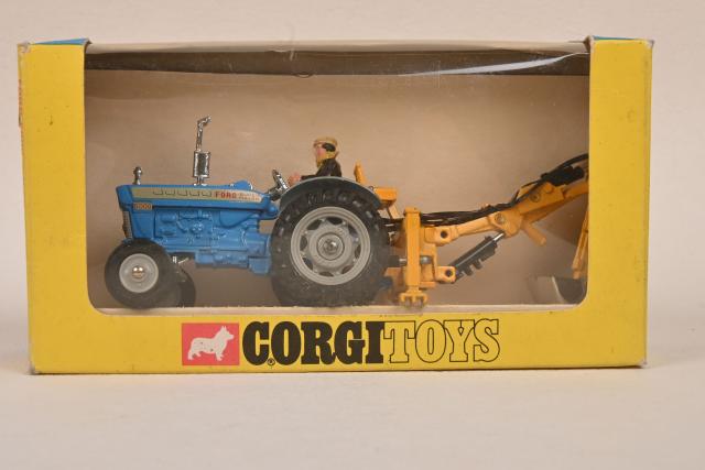 Corgi toys, Ford 5000 super major avec godet de tranchée et conducteur ...