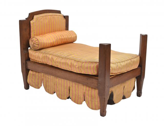 Lit de style Louis XIII en noyer, montants chevillés. Belle garniture ...