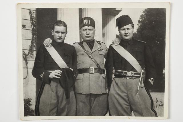 Mussolini avec deux personnages en uniformes, c. 1930-35 Etiquette au ...