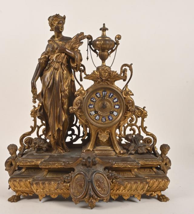 Pendule en bronze doré figurant une femme aux épis de blé et à la ...
