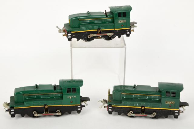 L.R, trois locotracteurs électriques, caisse plastique, verts à filets ...