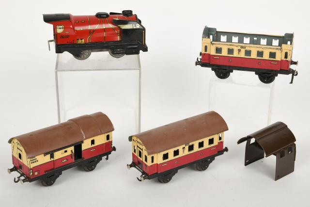 L.R., locomotive 020 SNCF mécanique rouge. On y joint trois voitures ...
