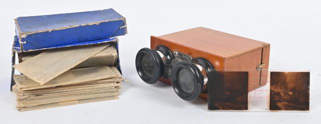 Visionneuse stéréo en bois verni format 45x107, avec une boîte de 32 ...