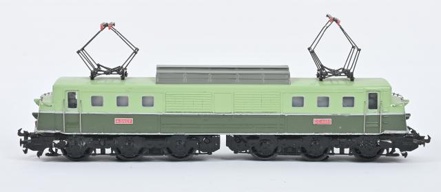 BLZ, motrice CC 6001 SNCF verte ton sur ton, avec deux boggies moteurs ...