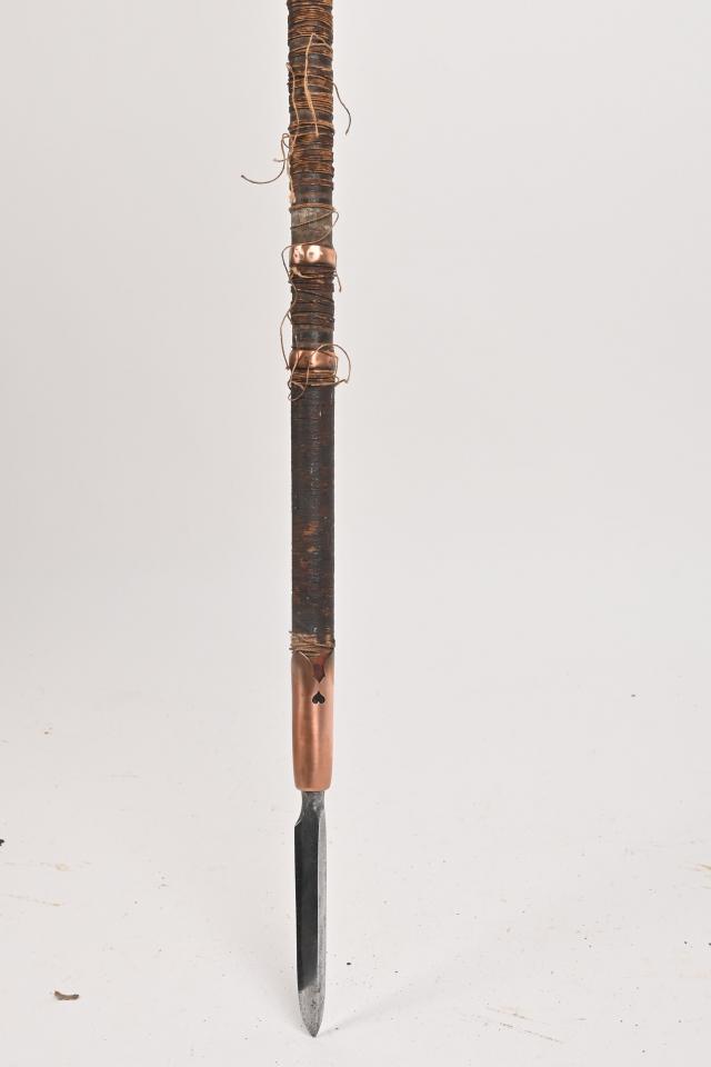 Lance japonaise, dite yari. Lame triangulaire. Douille et bagues en ...