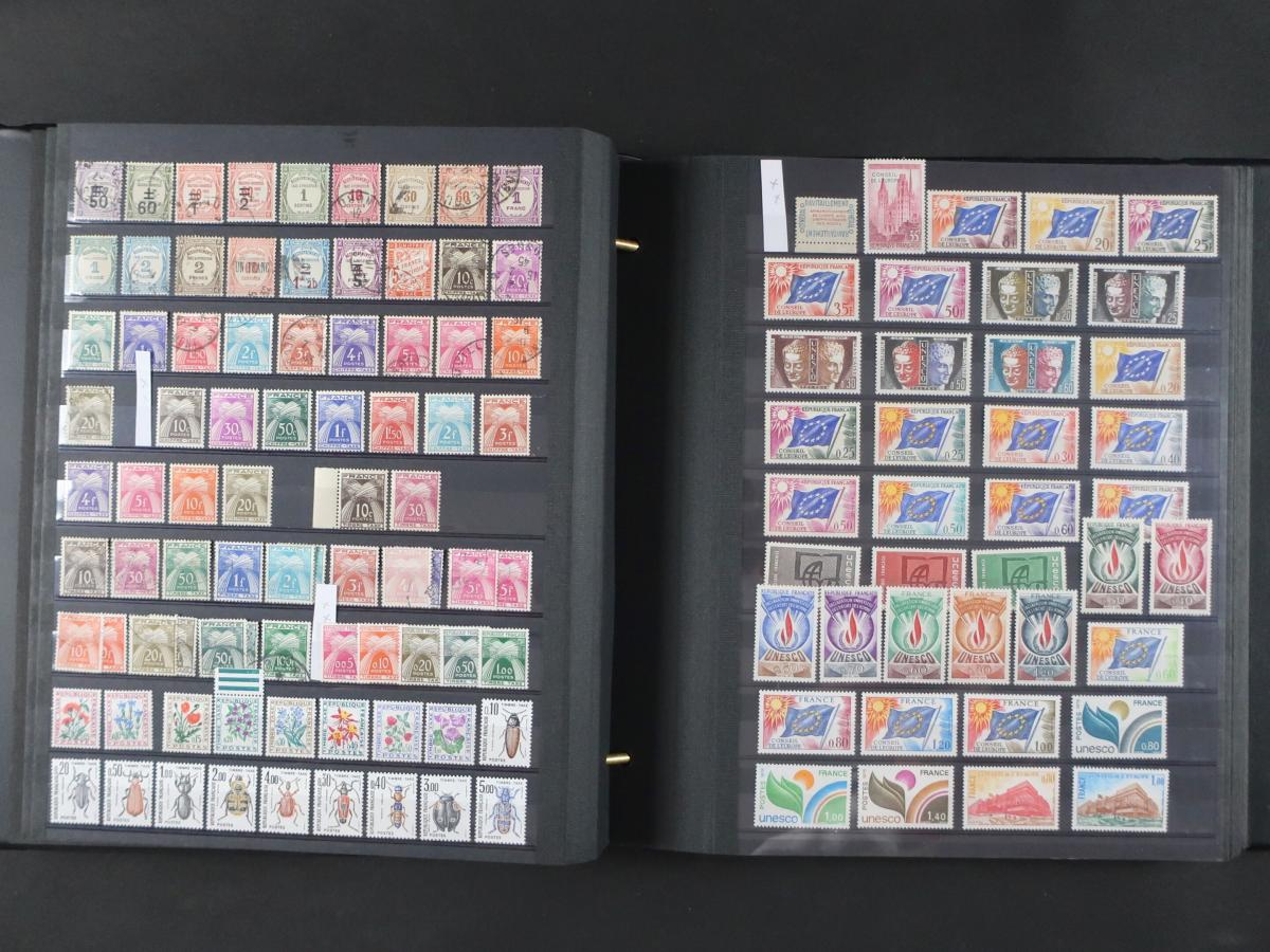 CARTES POSTALES & VIEUX PAPIERS - PHILATELIE - TIMBRES : 220 lots