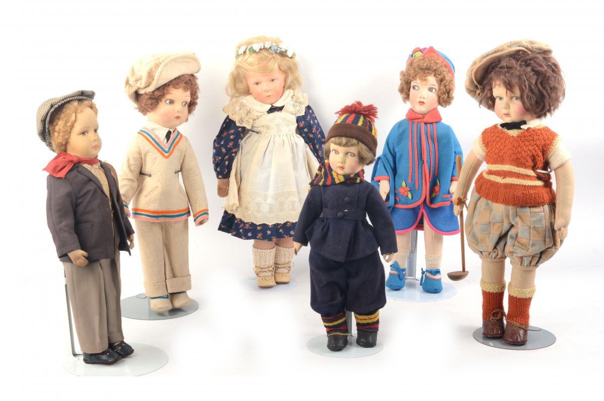 POUPEES DE COLLECTION DONT BLEUETTE ET SON TROUSSEAU