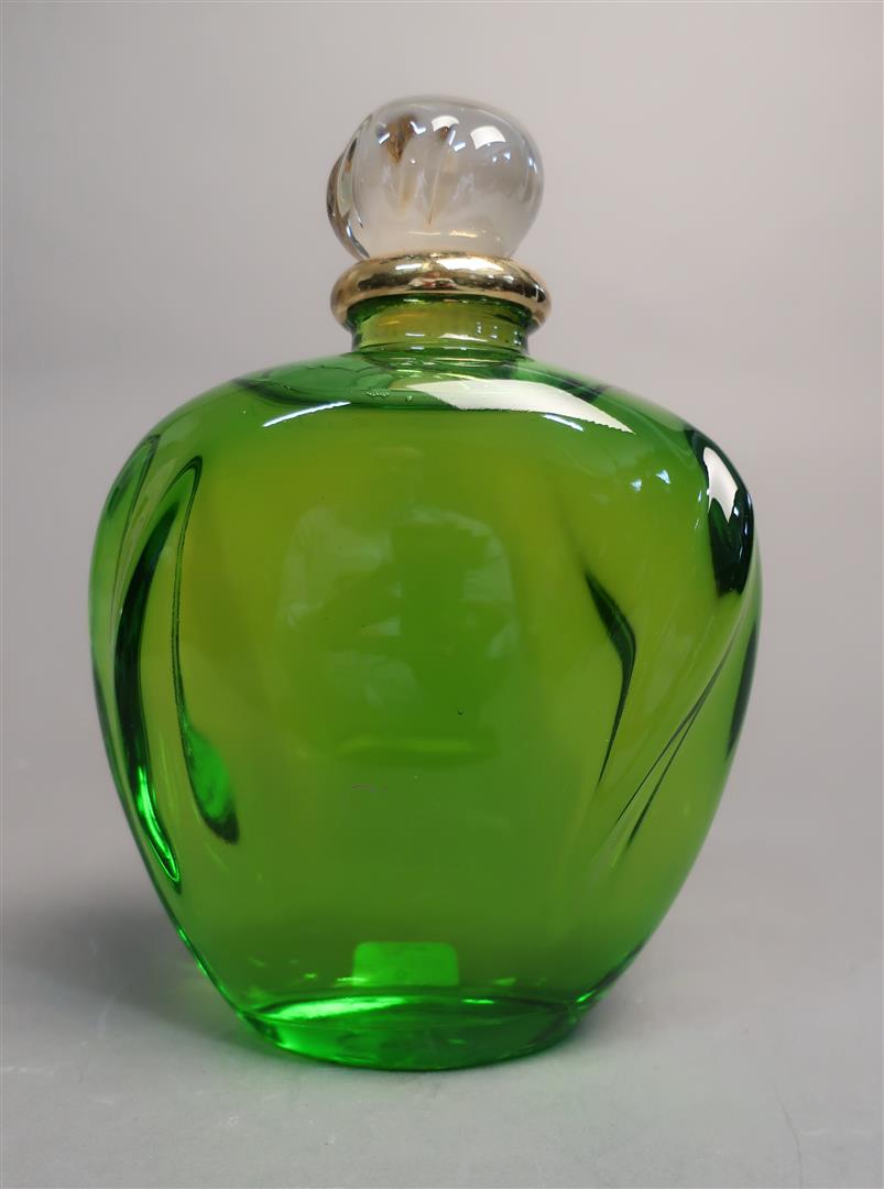 Coiffes Régionales Anciennes & Flacons de parfum factices géants