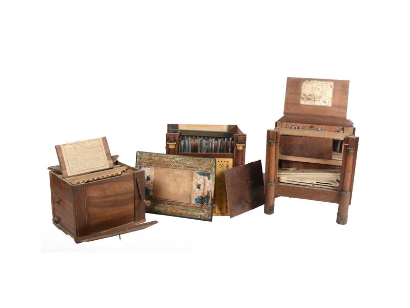 Trois épaves d'orgues Une Perroquette et - auctions & price archive